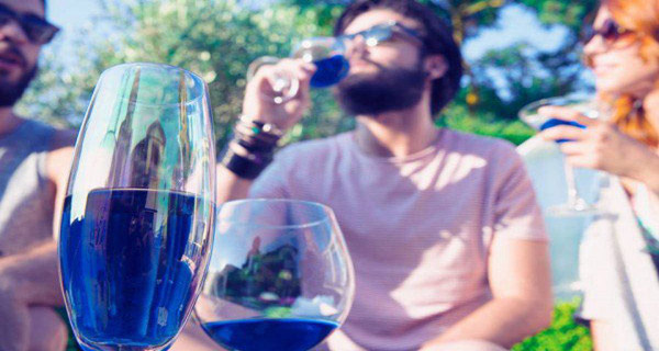 Introducción al Mundo del Primer Vino Azul Natural
