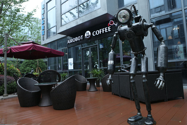 Robot-Themed Café Opens in Shanghai