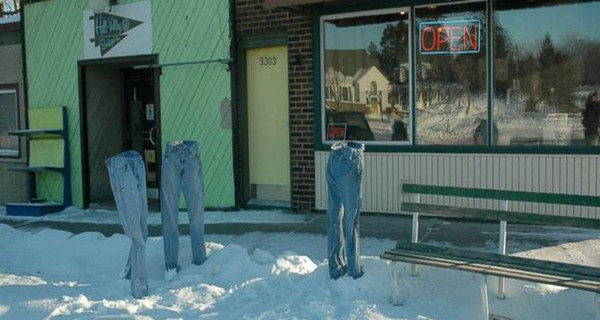 Frozen Pants Are the Hottest New Trend This Winter 今冬新热潮：玩转冷冻牛仔裤